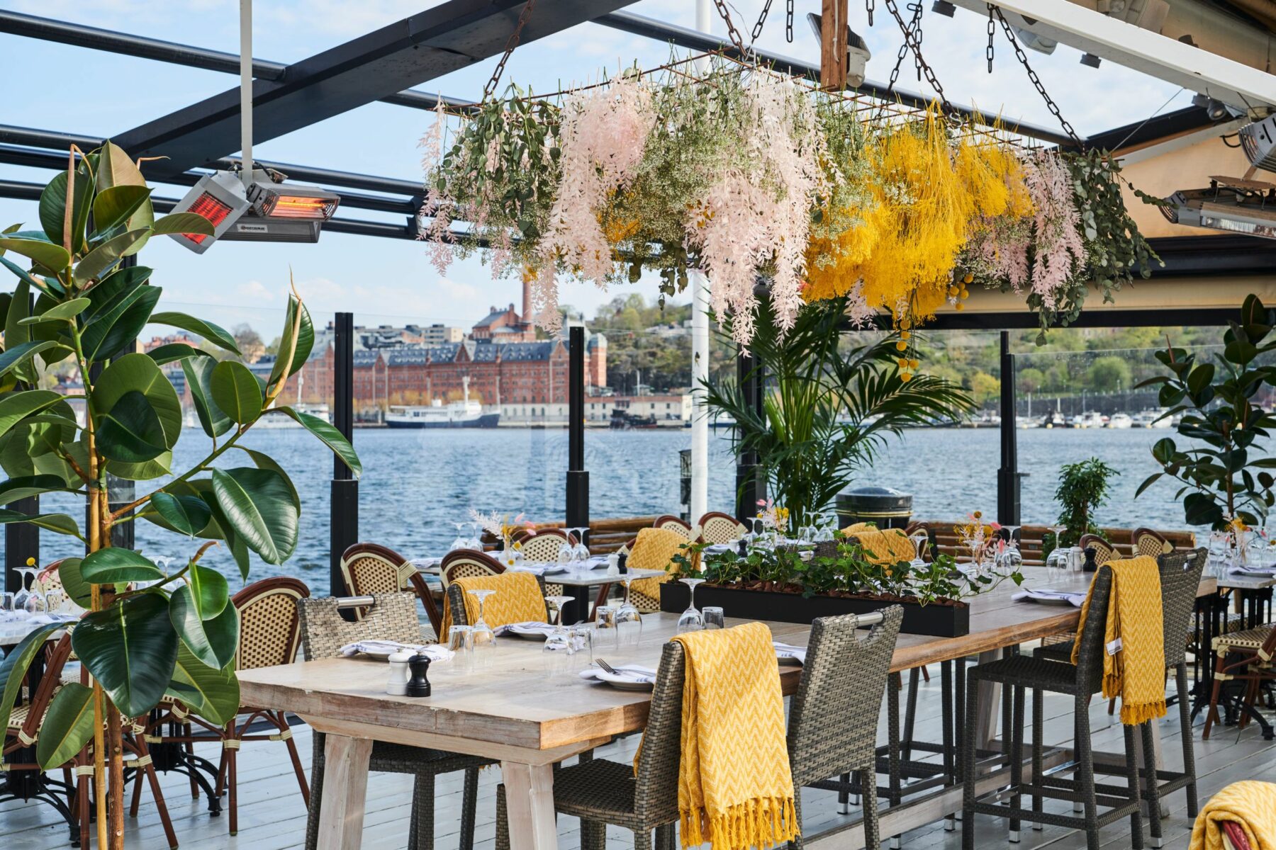 Pontonen öppnar i ny sommarkostym - JOYVOY